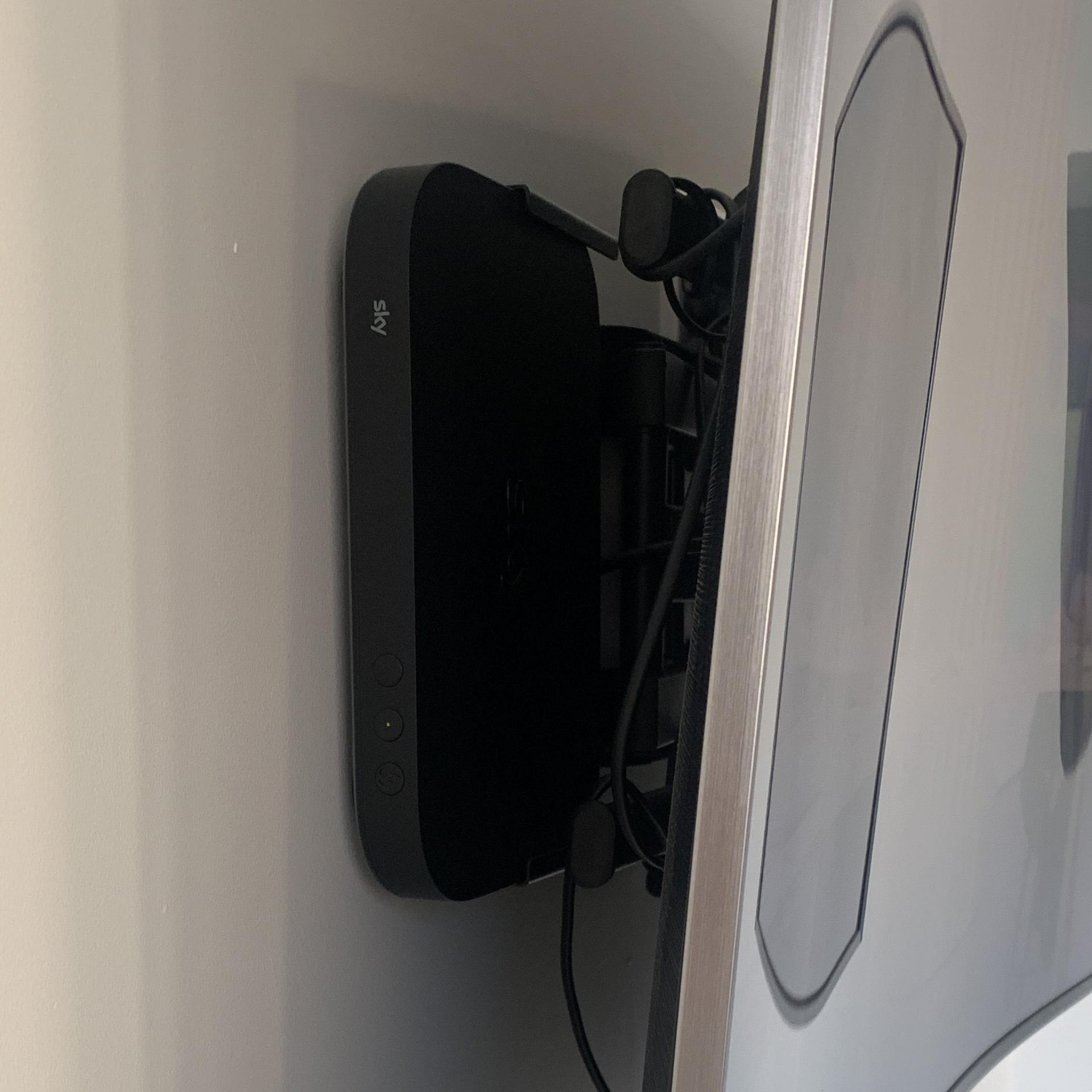 Sky Box Wall Mount: Dynas Bracket for Sky Q Box – Dynas Ltd
